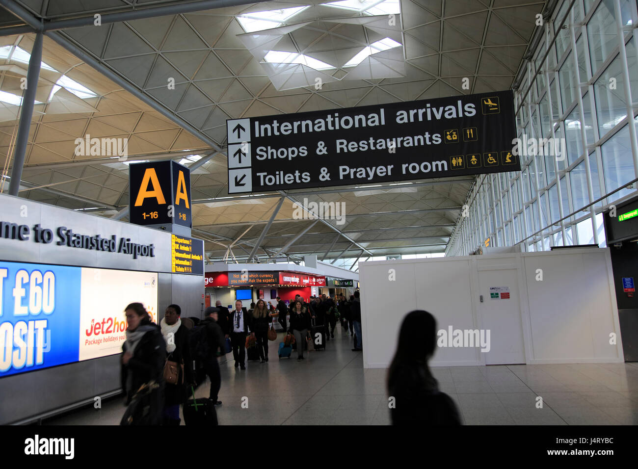 Airport arrivals board uk hi-res stock photography and images - Alamy