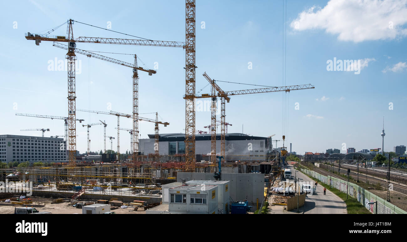 Construction scaffolding side building hi-res stock photography and ...
