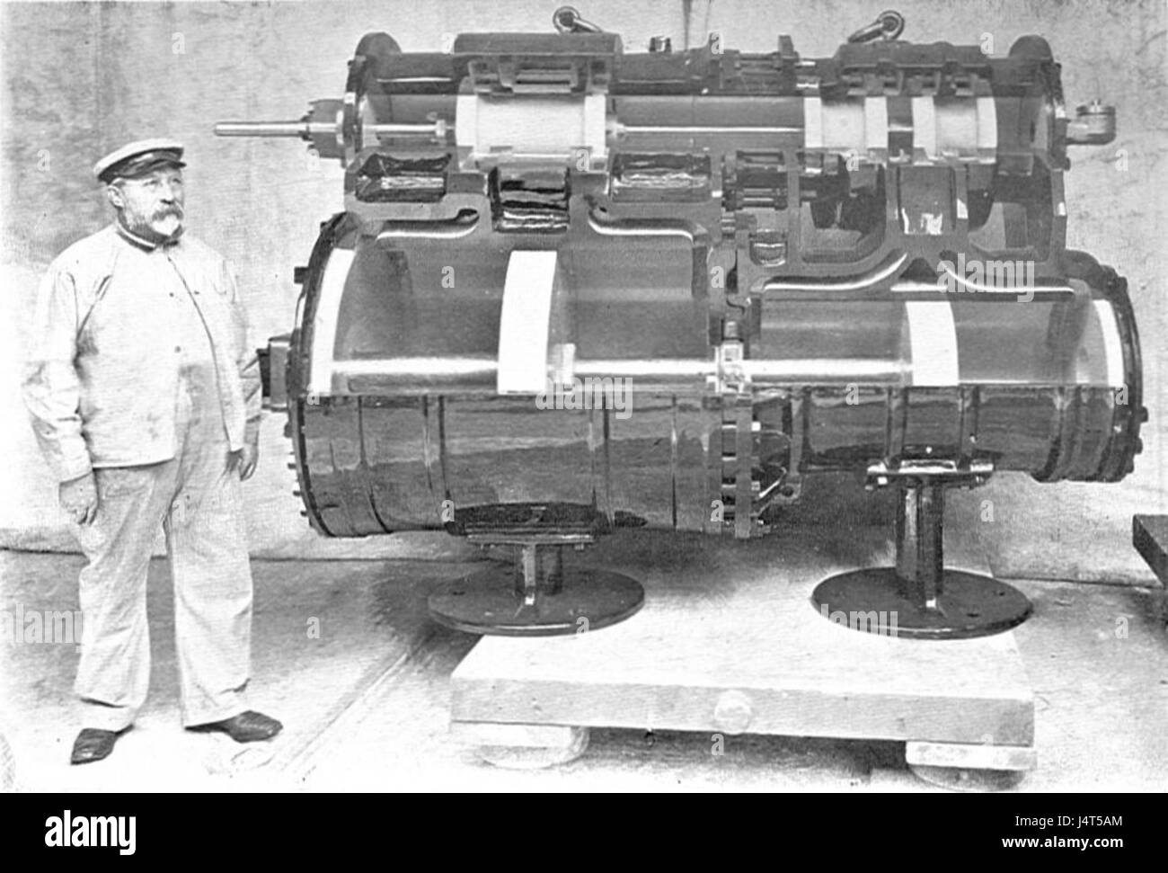 This diagram illustrates the Vauclain tandem compound cylinders used in ...