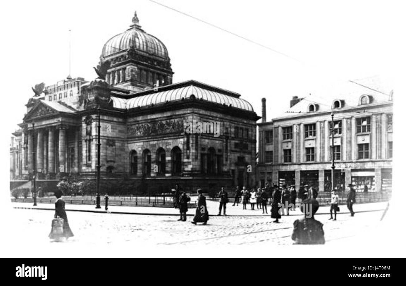 Figures located Black and White Stock Photos & Images - Alamy