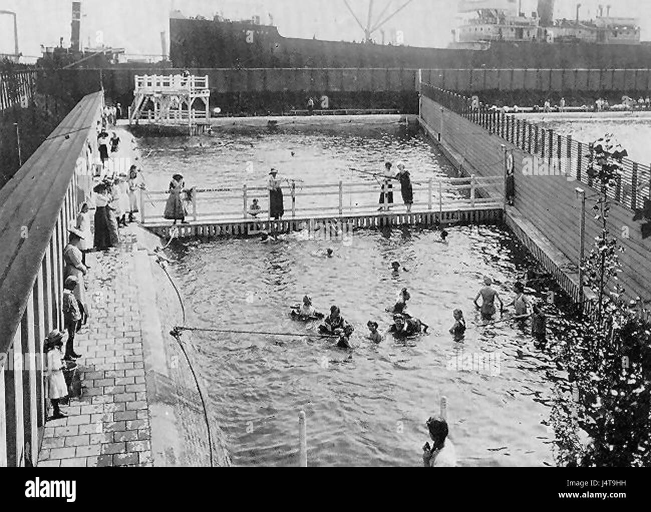 Zwembad De Kous is a public swimming pool located in a Dutch town ...