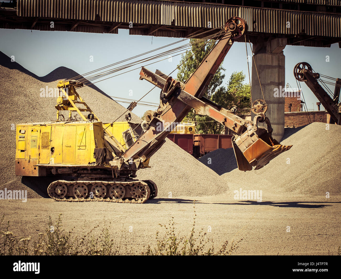 Excavator working on stone hi-res stock photography and images - Alamy