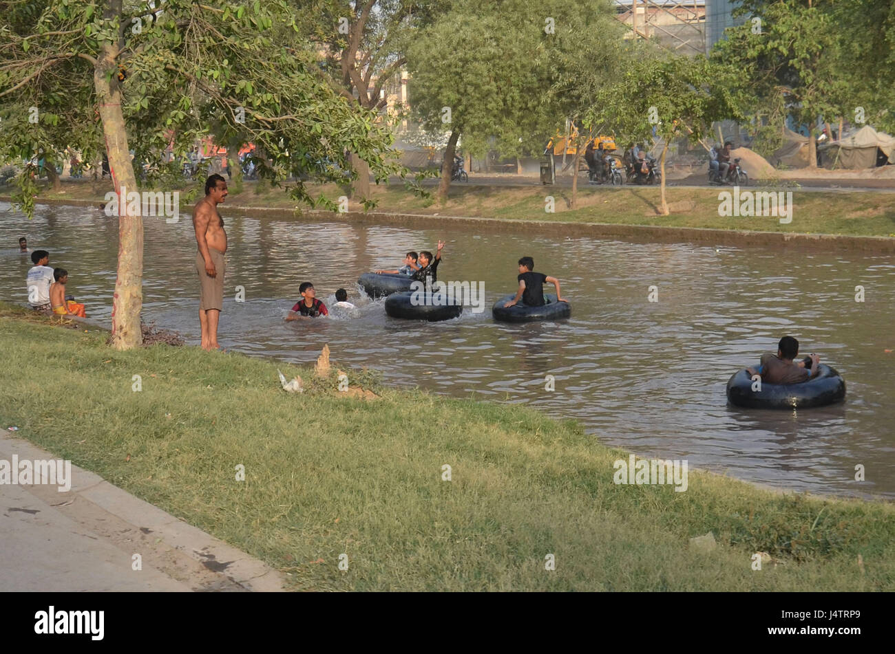 Lahore, Pakistan. 15th May, 2017. Pakistani people jumping dip in canal ...