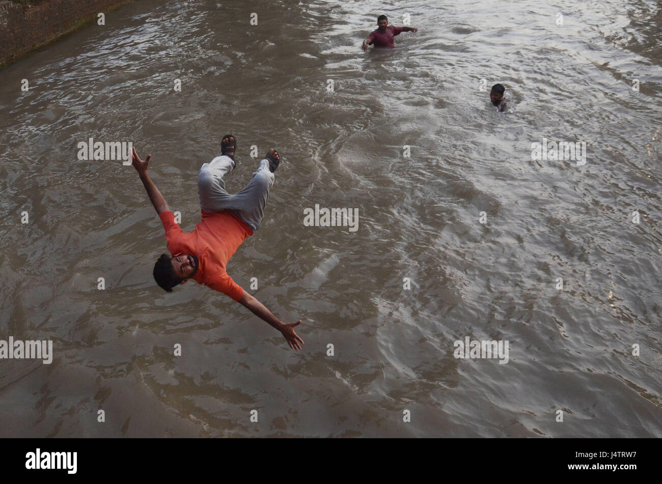 Lahore, Pakistan. 15th May, 2017. Pakistani people jumping dip in canal ...