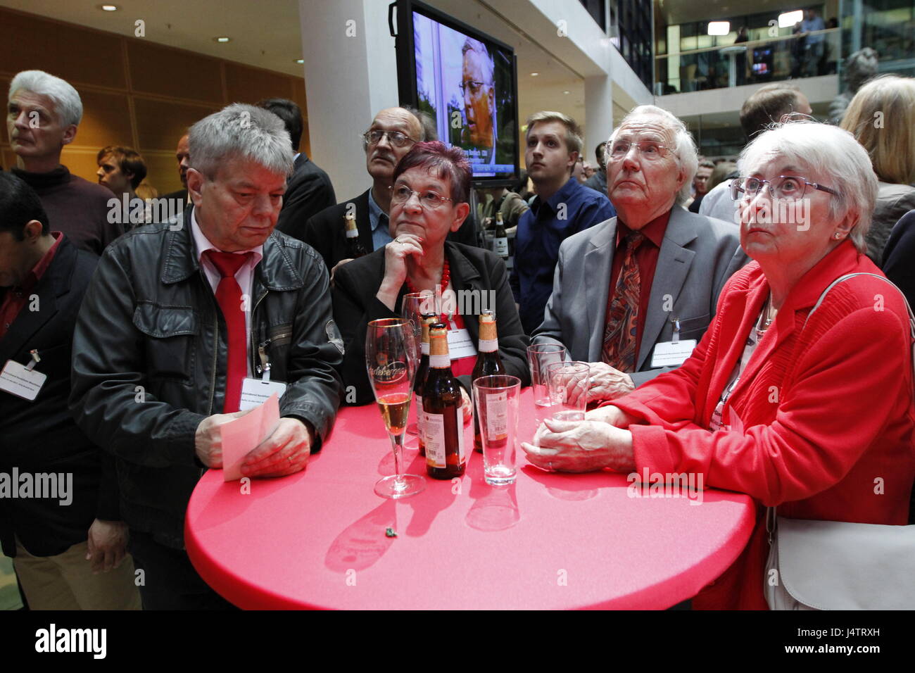 Berlin, Germany. 14th May, 2017. Members of SPD on the electoral party ...