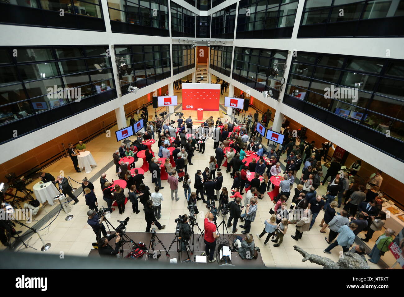 Berlin, Germany. 14th May, 2017. Members of SPD on the electoral party ...