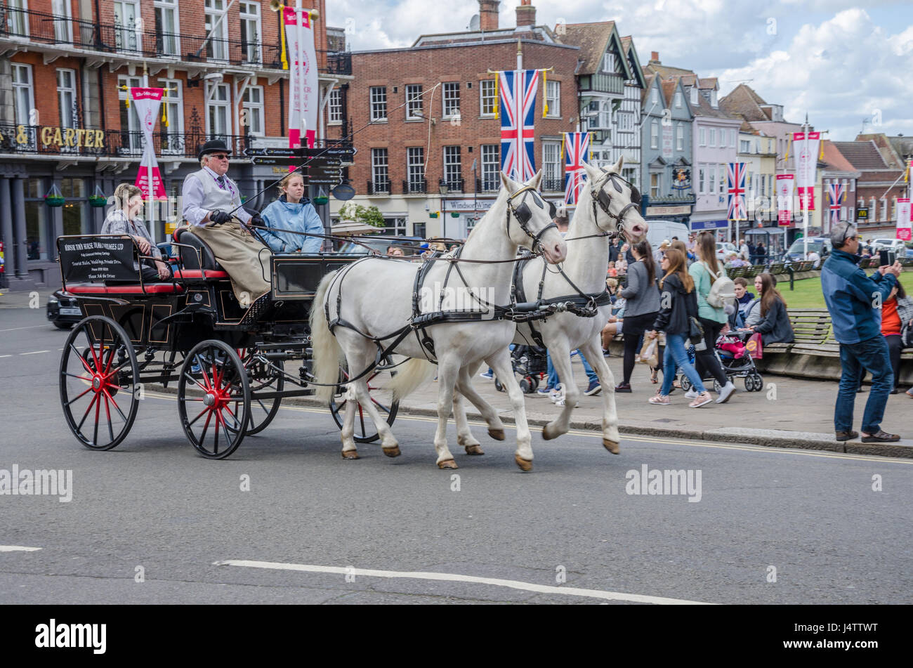 A horse drawn carriage rides past windsir Castle nthe UK Stock Photo ...