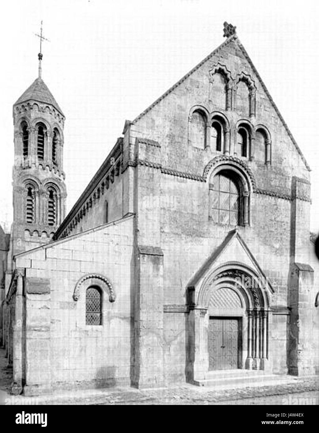 Tracy-le-Val is a commune in northern France. The facade ouest (west ...
