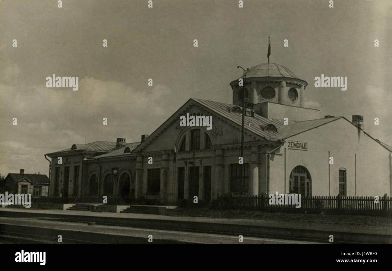 Train station in 1930s hi-res stock photography and images - Alamy
