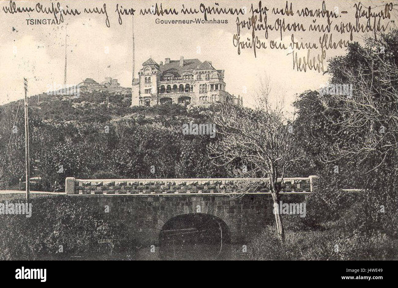 This postcard from around 1900 depicts the Gouverneurshaus in Tsingtau ...