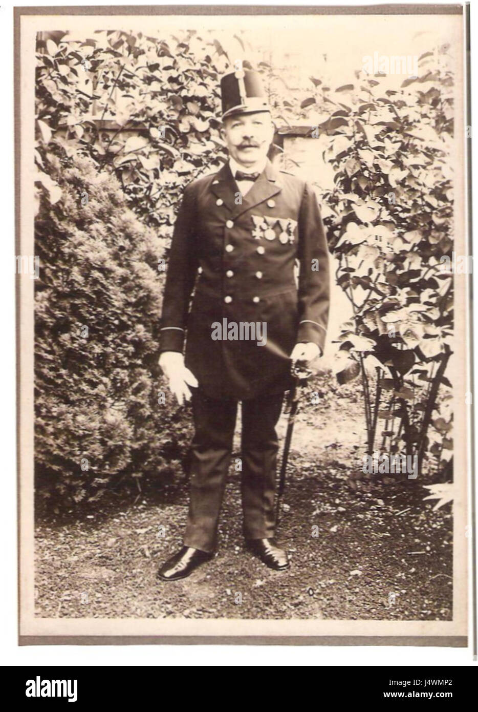 This reference seems to pertain to a uniform worn in Vienna in 1915 ...