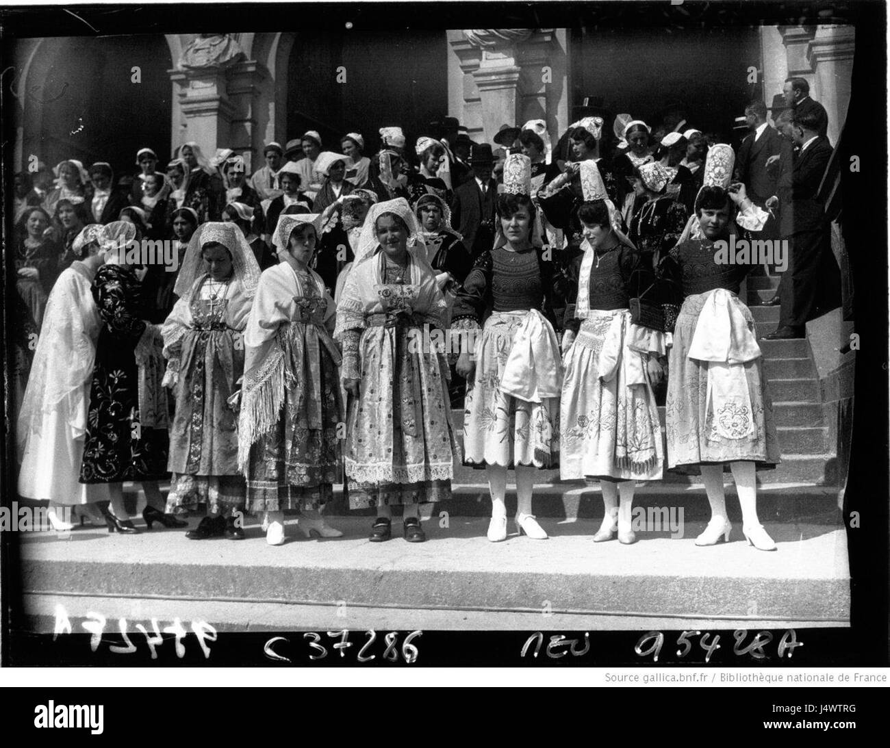 The costumes Bretons of 1532â€“1932 in Vannes, France, showcase the ...