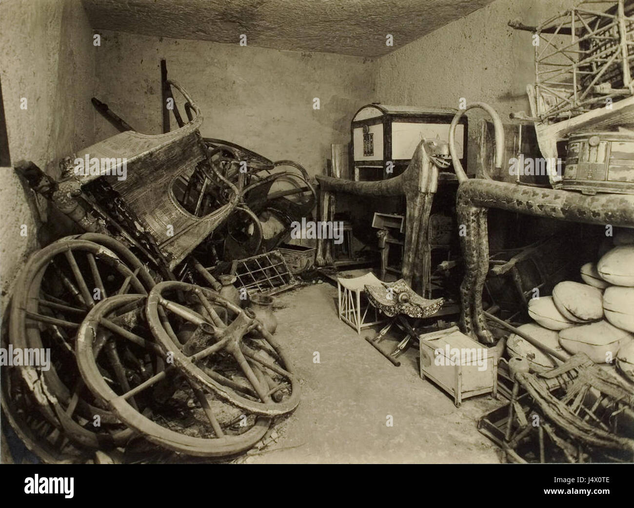 These photographs of King Tutankhamun's tomb offer a rare glimpse into ...