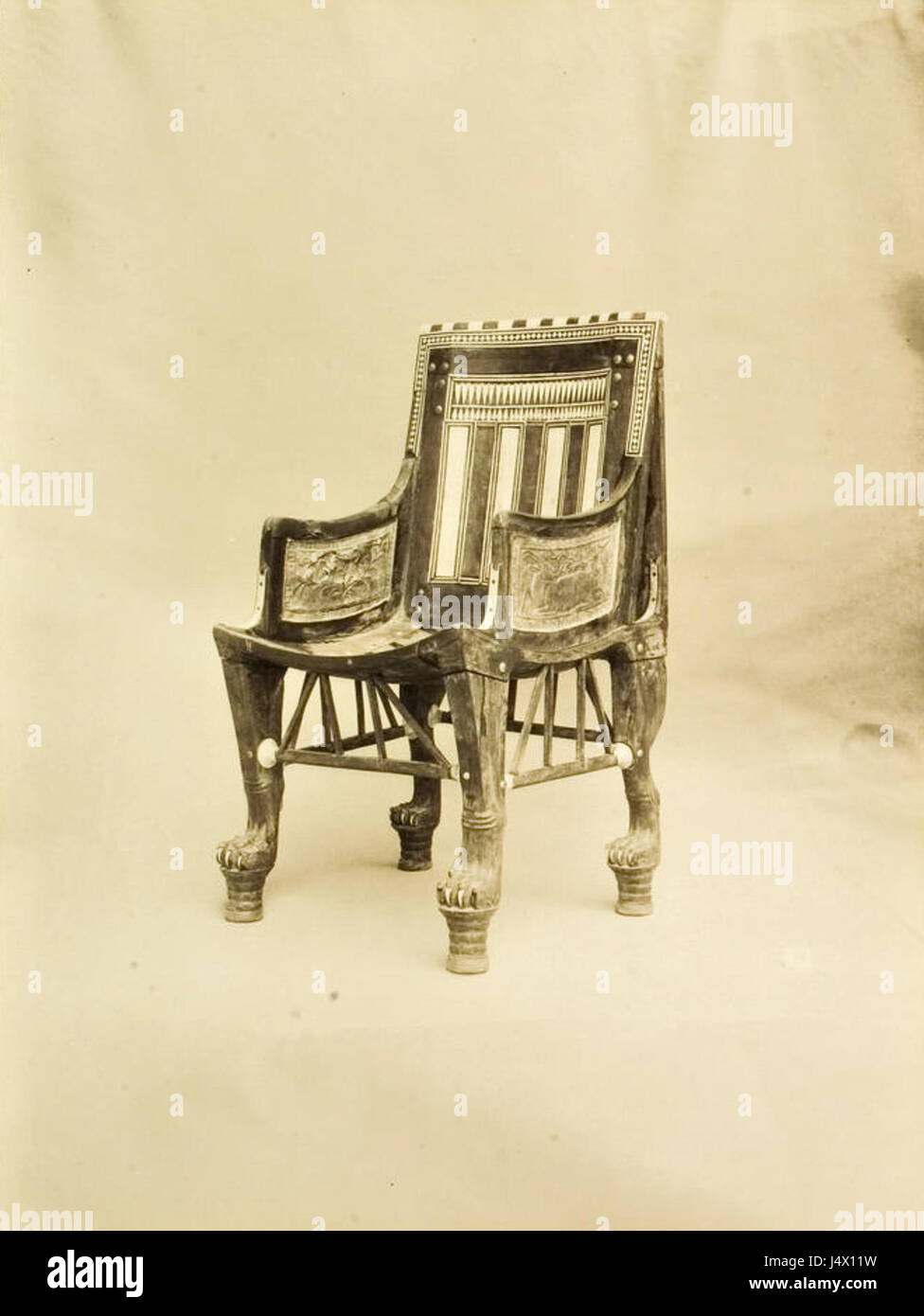 The photographs of King Tutankhamun's tomb (KV62) provide an in-depth ...