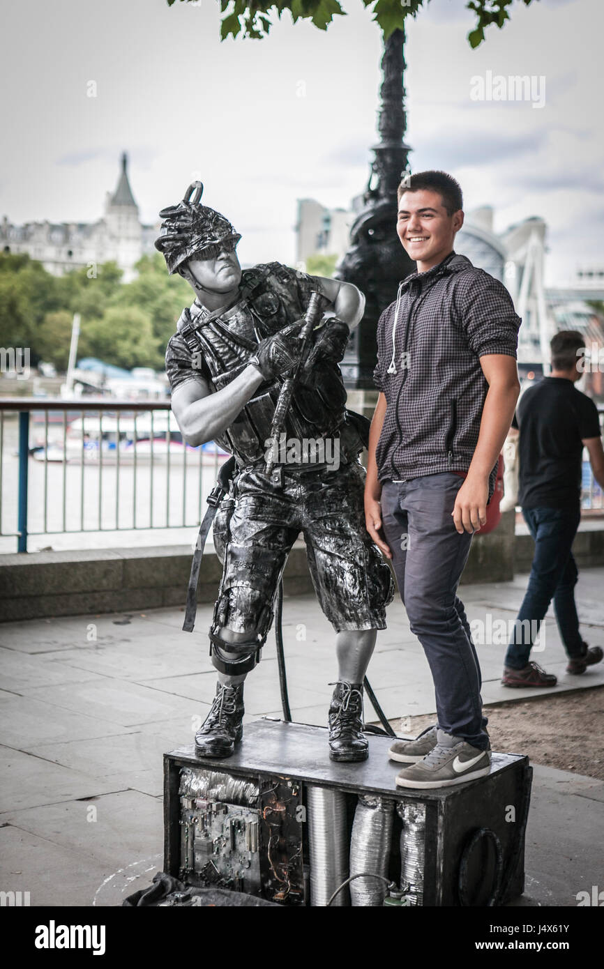 Mime artists hi-res stock photography and images - Alamy