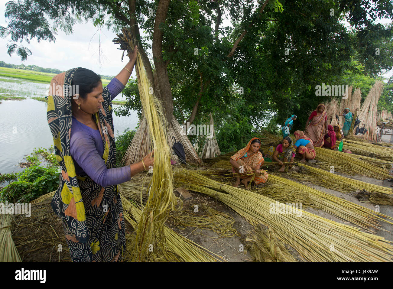 Jute women hi-res stock photography and images - Alamy