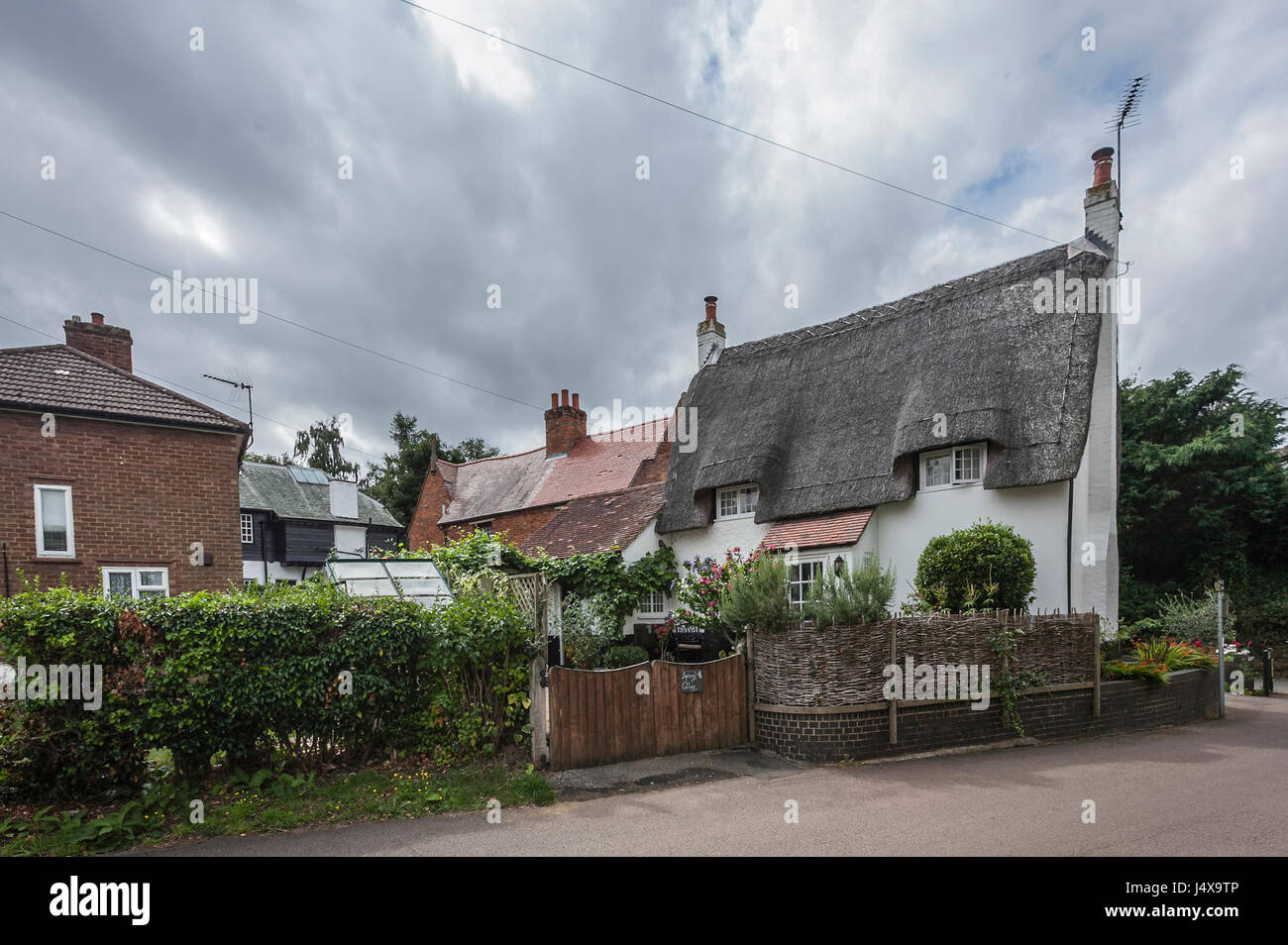 Medieval thatched cottage hi-res stock photography and images - Alamy