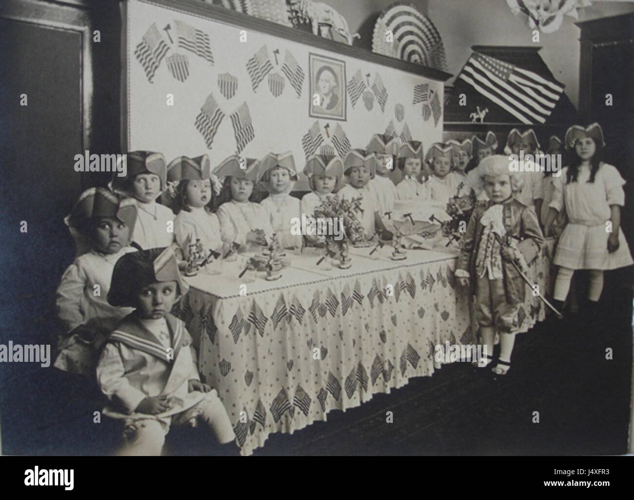 Birthday parties 1900s hi-res stock photography and images - Alamy