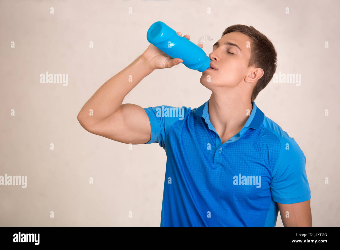 Young man squash player break rest in the gym Stock Photo - Alamy