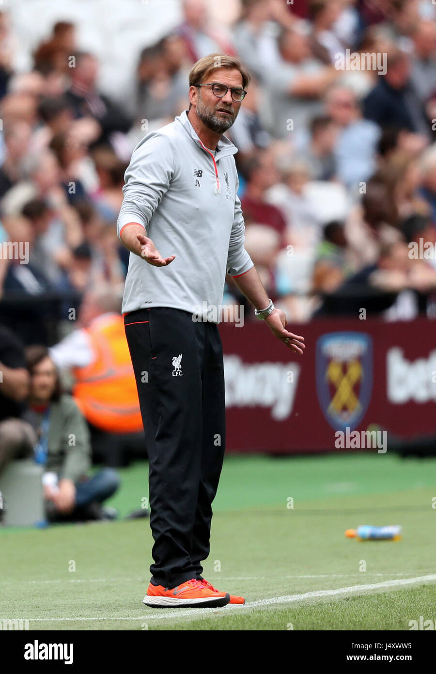 Jurgen klopp liverpool gestures 2017 hi-res stock photography and ...