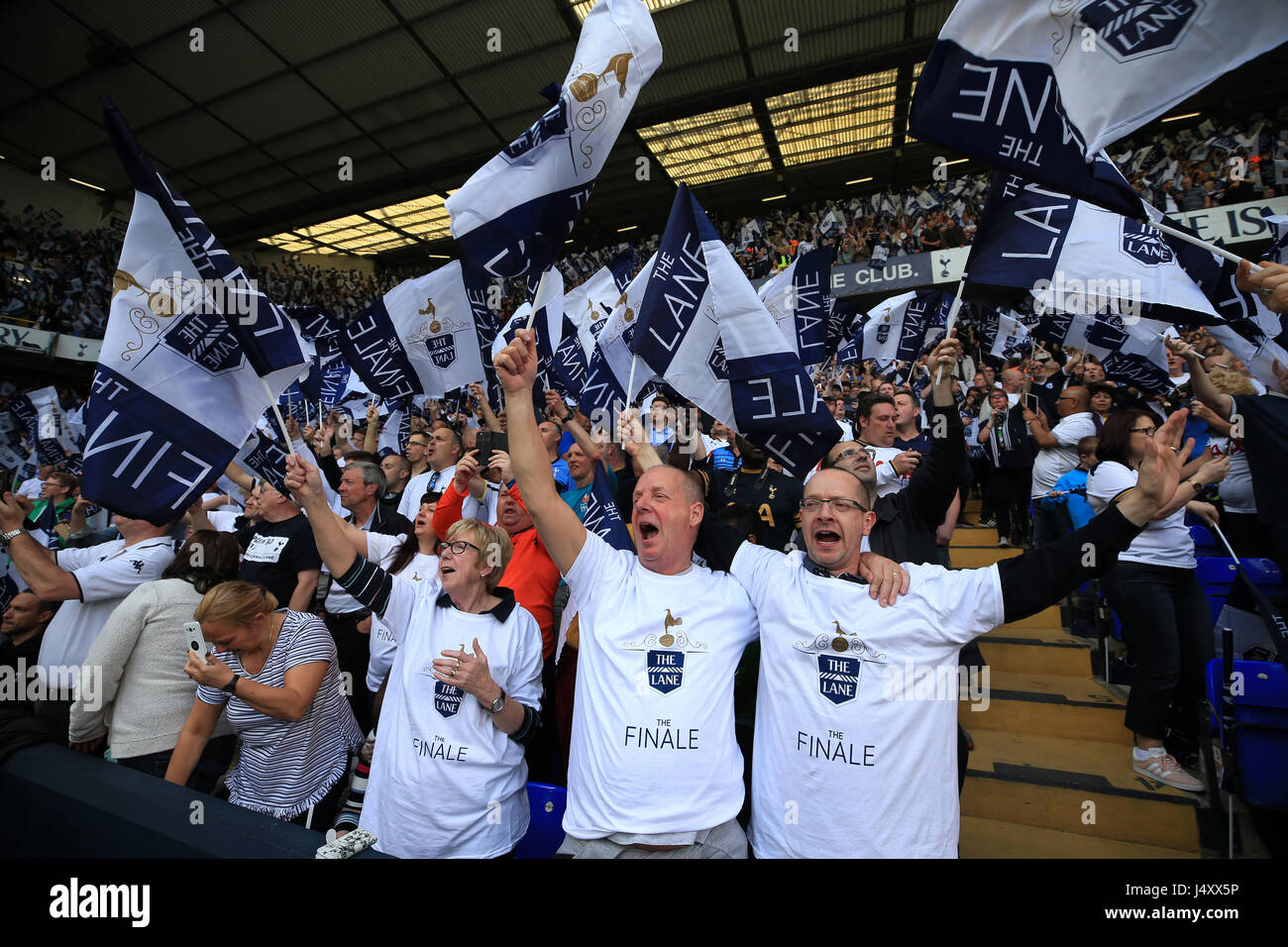 Tottenham hotspur fans make hi-res stock photography and images - Alamy