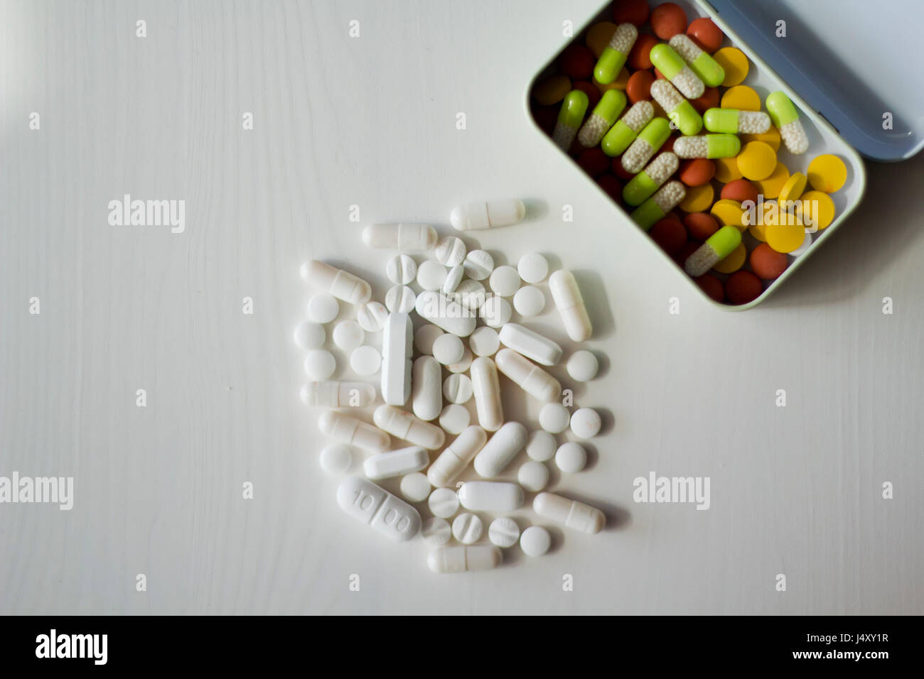 Different colored pills hi-res stock photography and images - Alamy