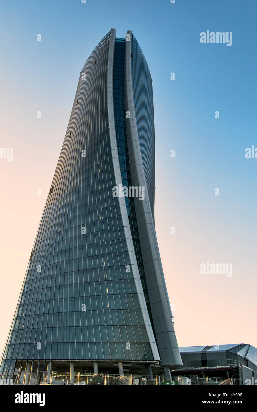 Curved skyscraper hi-res stock photography and images - Alamy