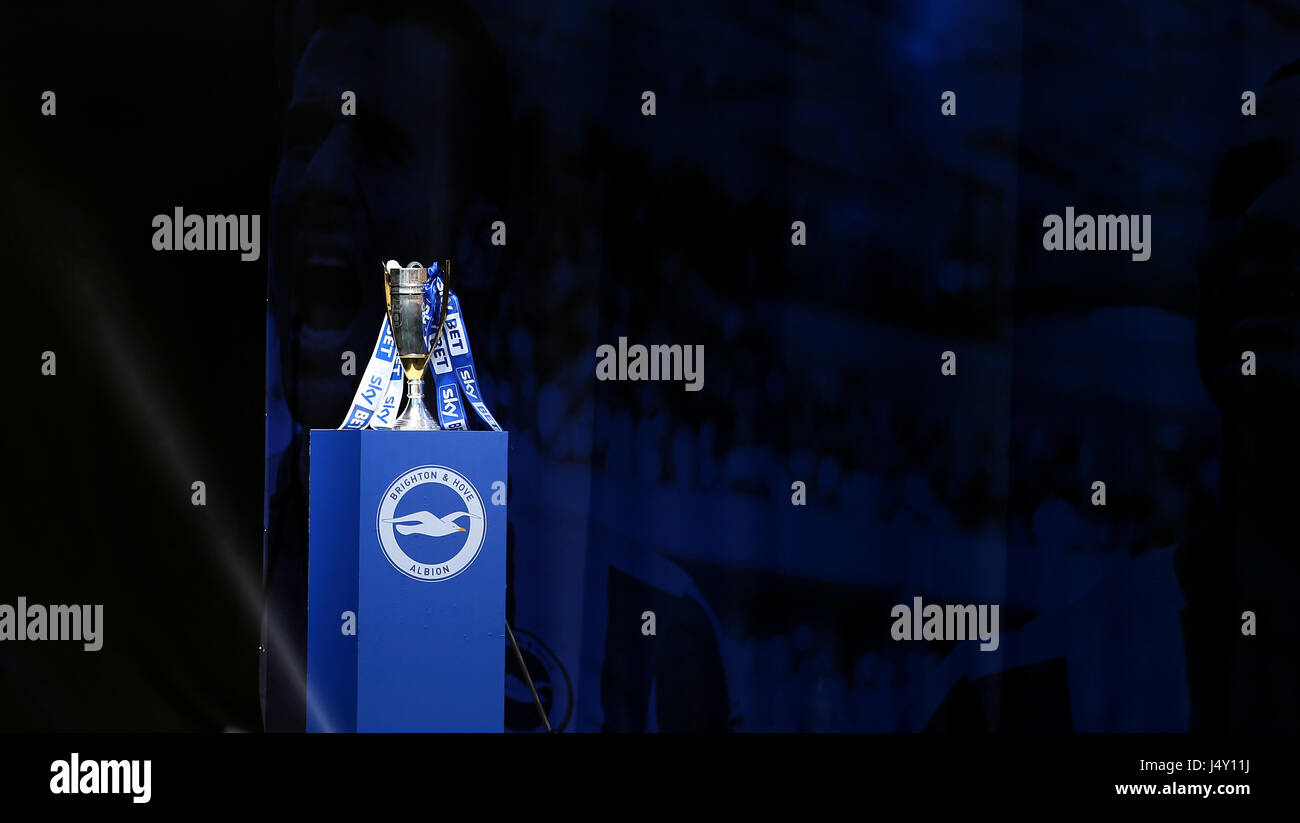 The runners up trophy up on stage during the parade Stock Photo - Alamy