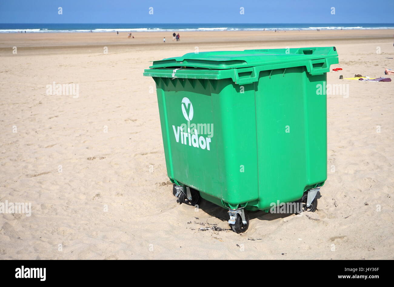Large wheeled bins hi-res stock photography and images - Alamy