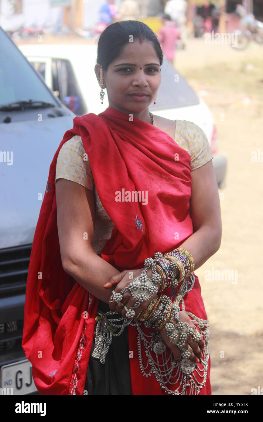 Woman in sari and traditional jewelry. Kawant Festival, Gujarat, India ...