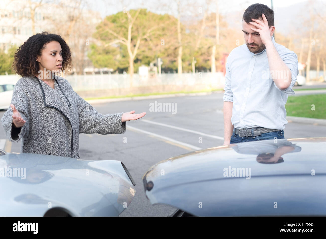 Man and woman arguing after a car crash Stock Photo - Alamy