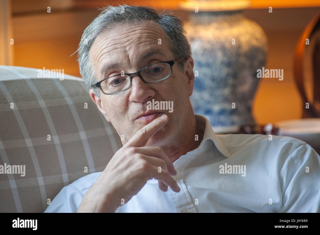 African journalist interview hi-res stock photography and images - Alamy