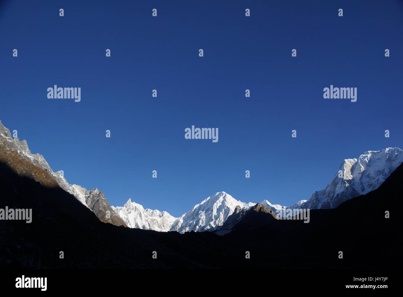 Snow capped mountains himalayas hi-res stock photography and images - Alamy