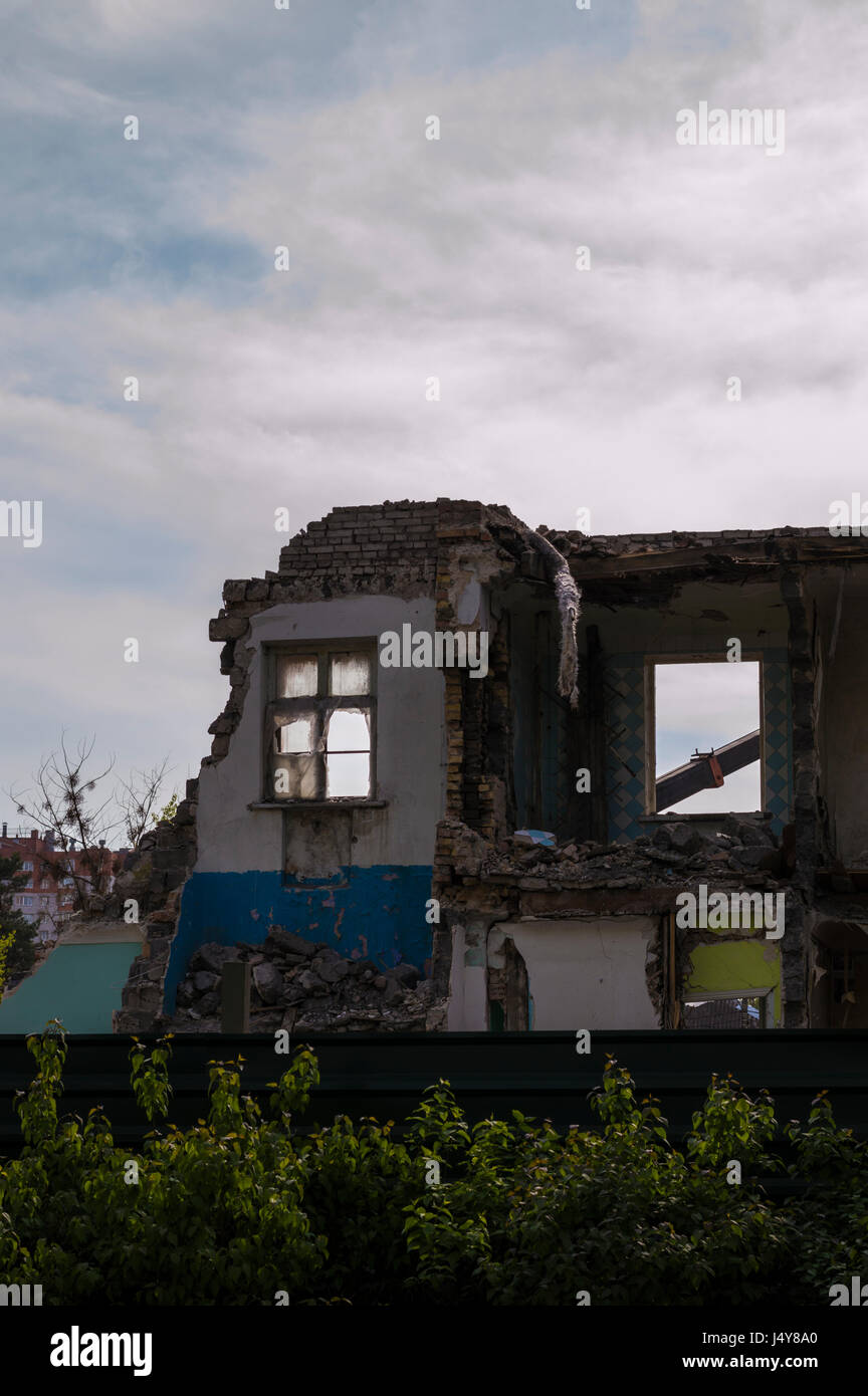 Abandoned building exterior hi-res stock photography and images - Alamy