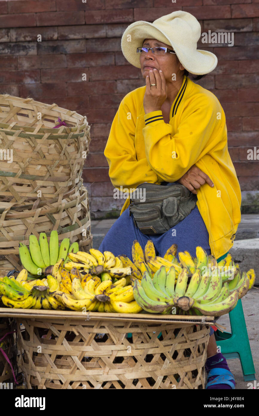 Women street vendors selling fruit hi-res stock photography and images ...