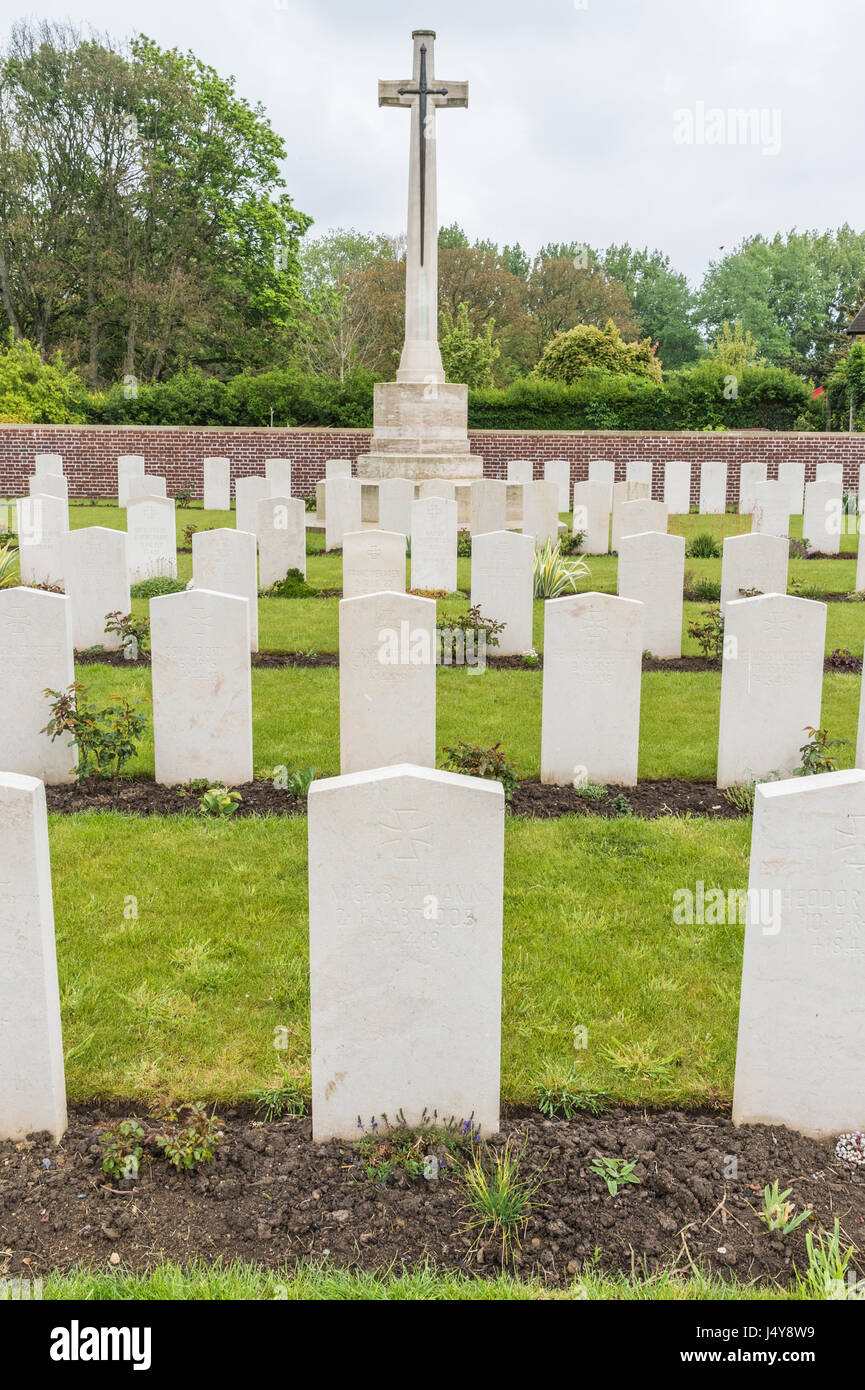 Somme battlefield graves hi-res stock photography and images - Alamy