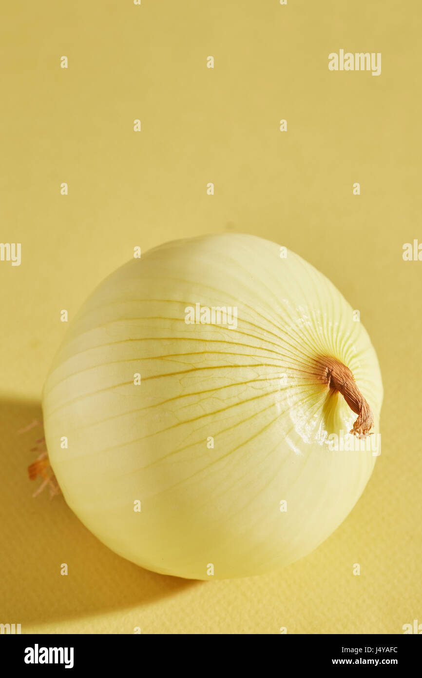 a whole peeled yellow onion Stock Photo - Alamy