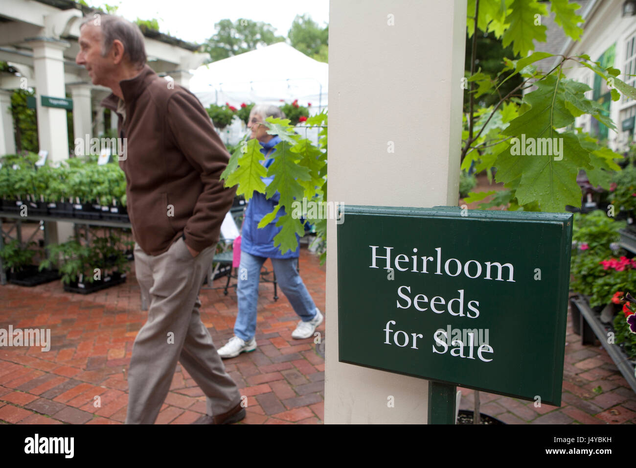 Garden sale sign hi-res stock photography and images - Alamy