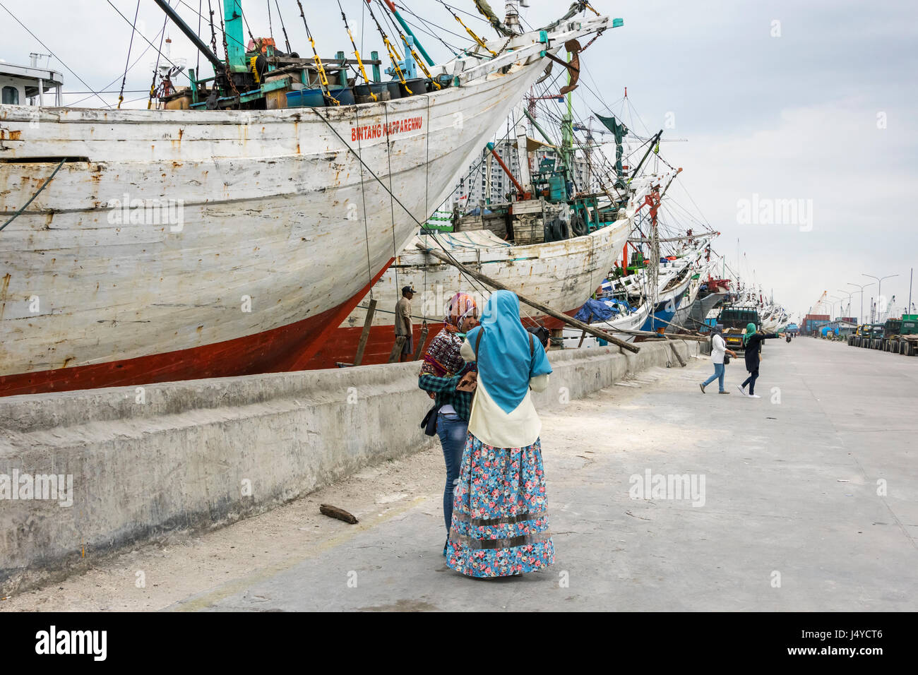 Indonesian girls at the Sunda Kelapa Harbour visiting the pinisi ...
