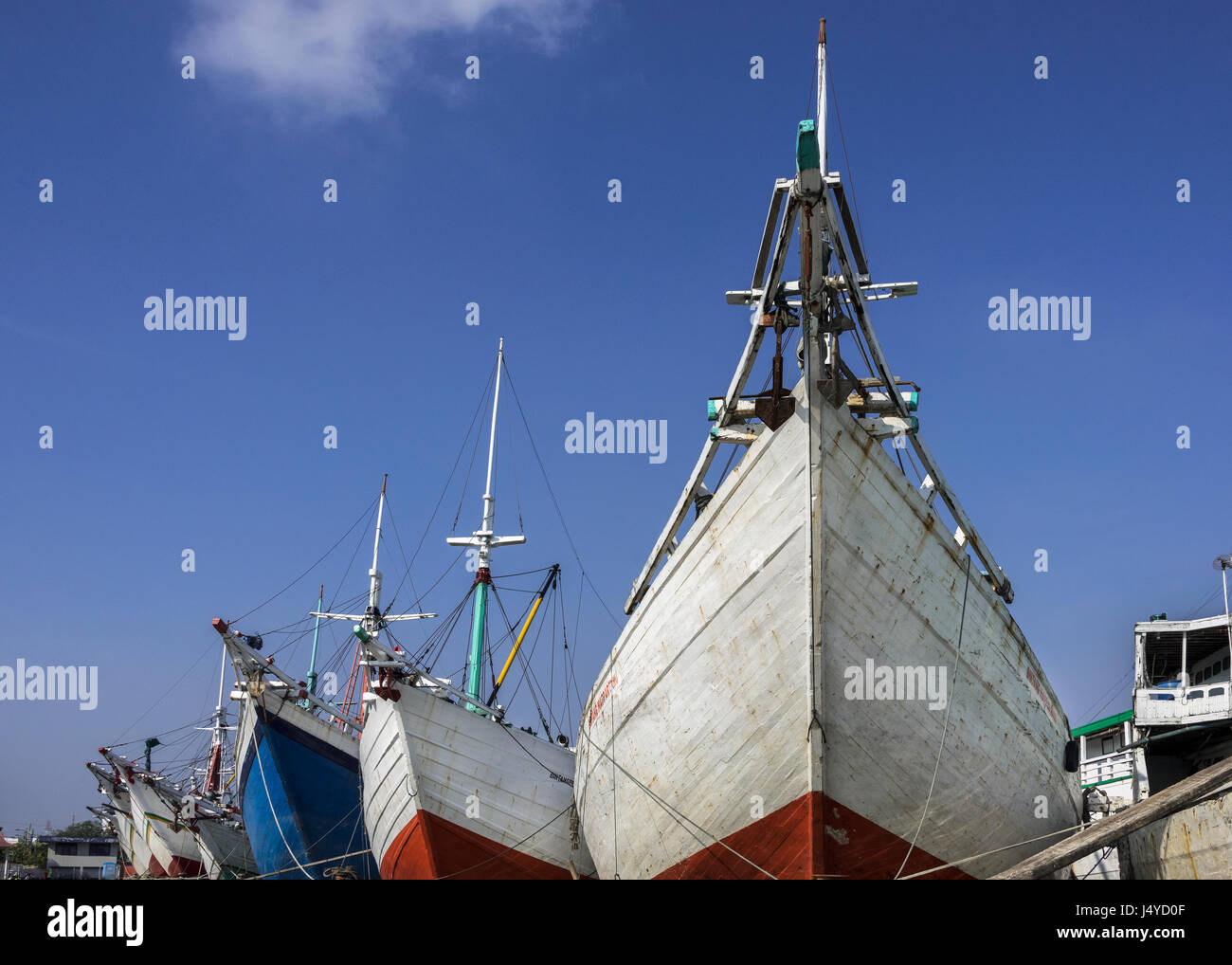 Pinisi tied up to the whaft, Sunda Kelapa harbour, Jakarta, Indonesia ...