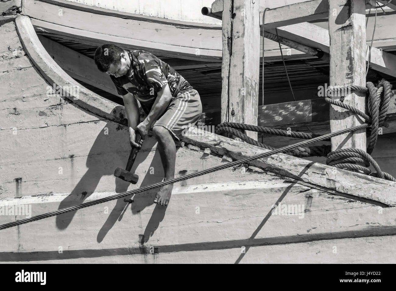 Pinisi repairs, Sunda Kalapa, Jakarta, Indonesia Stock Photo - Alamy