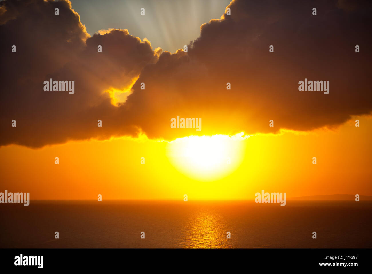Sun over ocean hi-res stock photography and images - Alamy