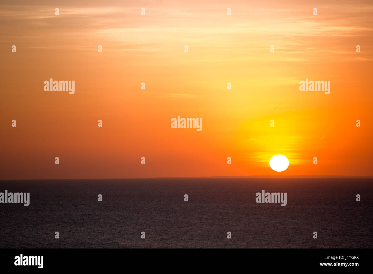 Sun over ocean hi-res stock photography and images - Alamy