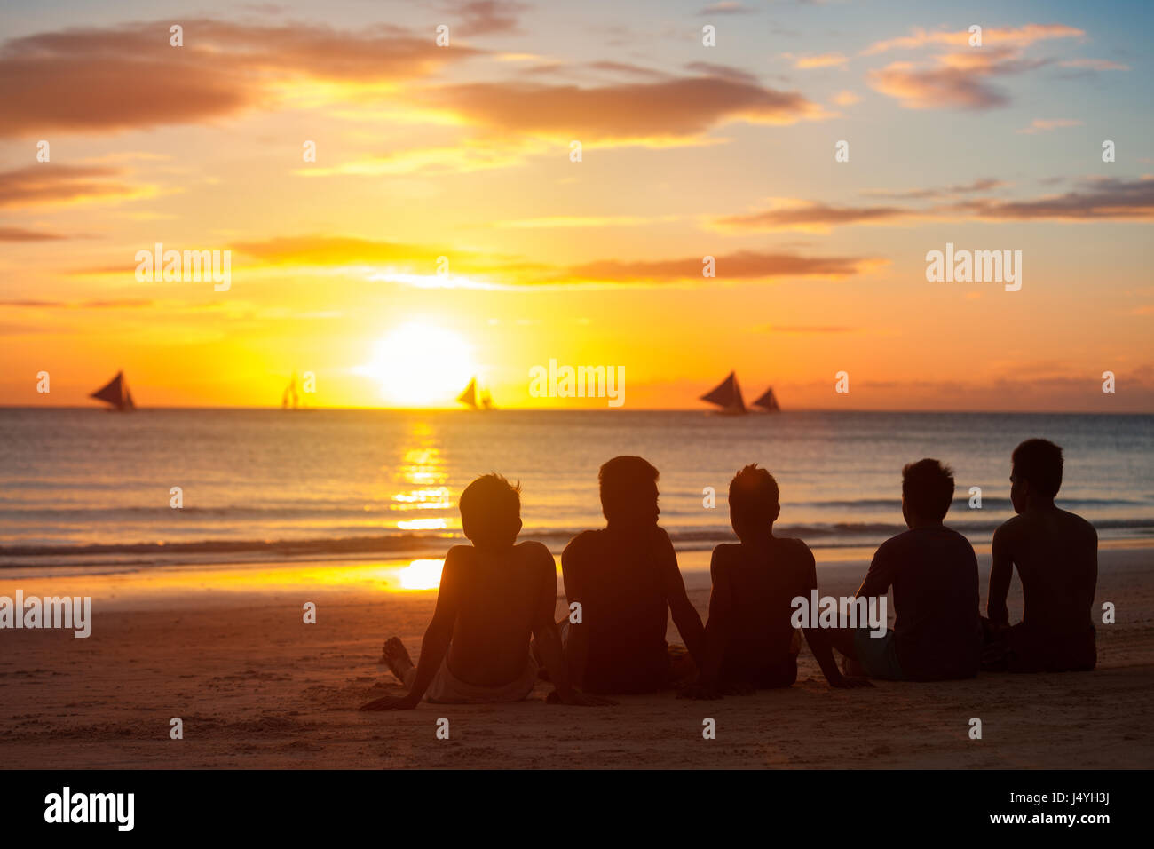 Group people at sunset hi-res stock photography and images - Alamy