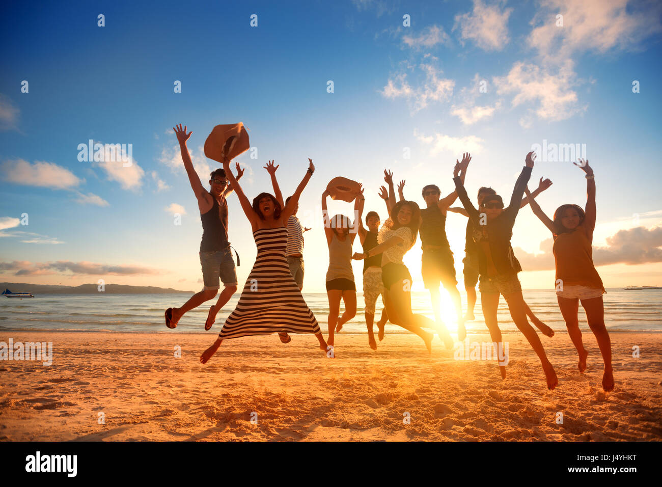 Summer beach happy friends group hi-res stock photography and images ...