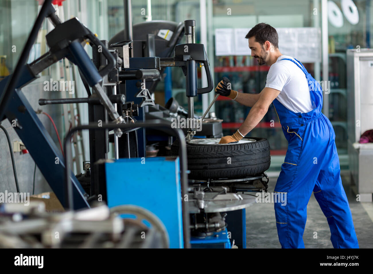 Car wheel balancing hi-res stock photography and images - Alamy