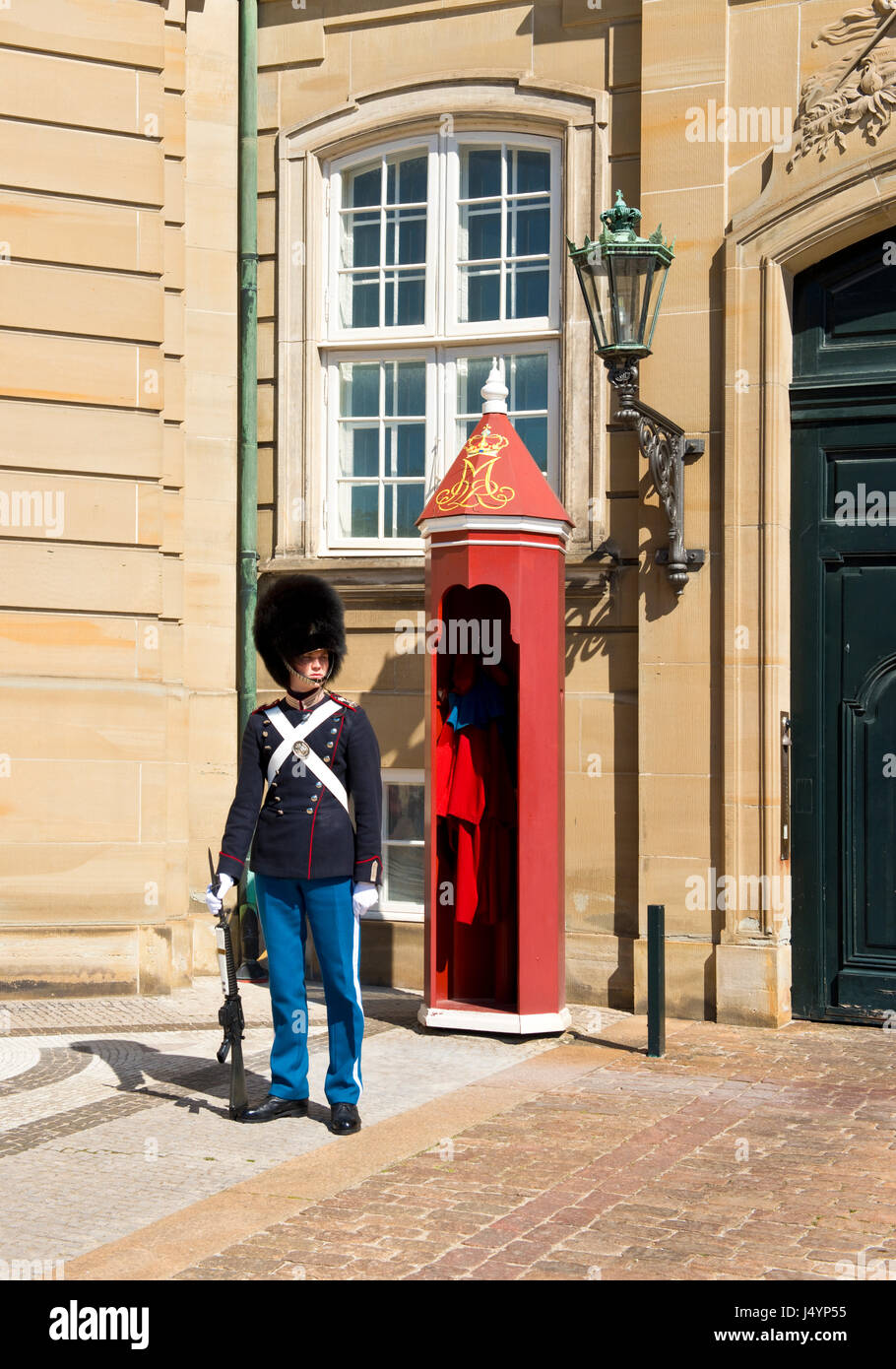 Royal Guard and sentry box at the Royal Palace of Amalienborg ...