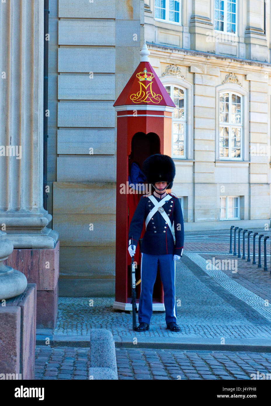 Royal Guard and sentry box at the Royal Palace of Amalienborg ...