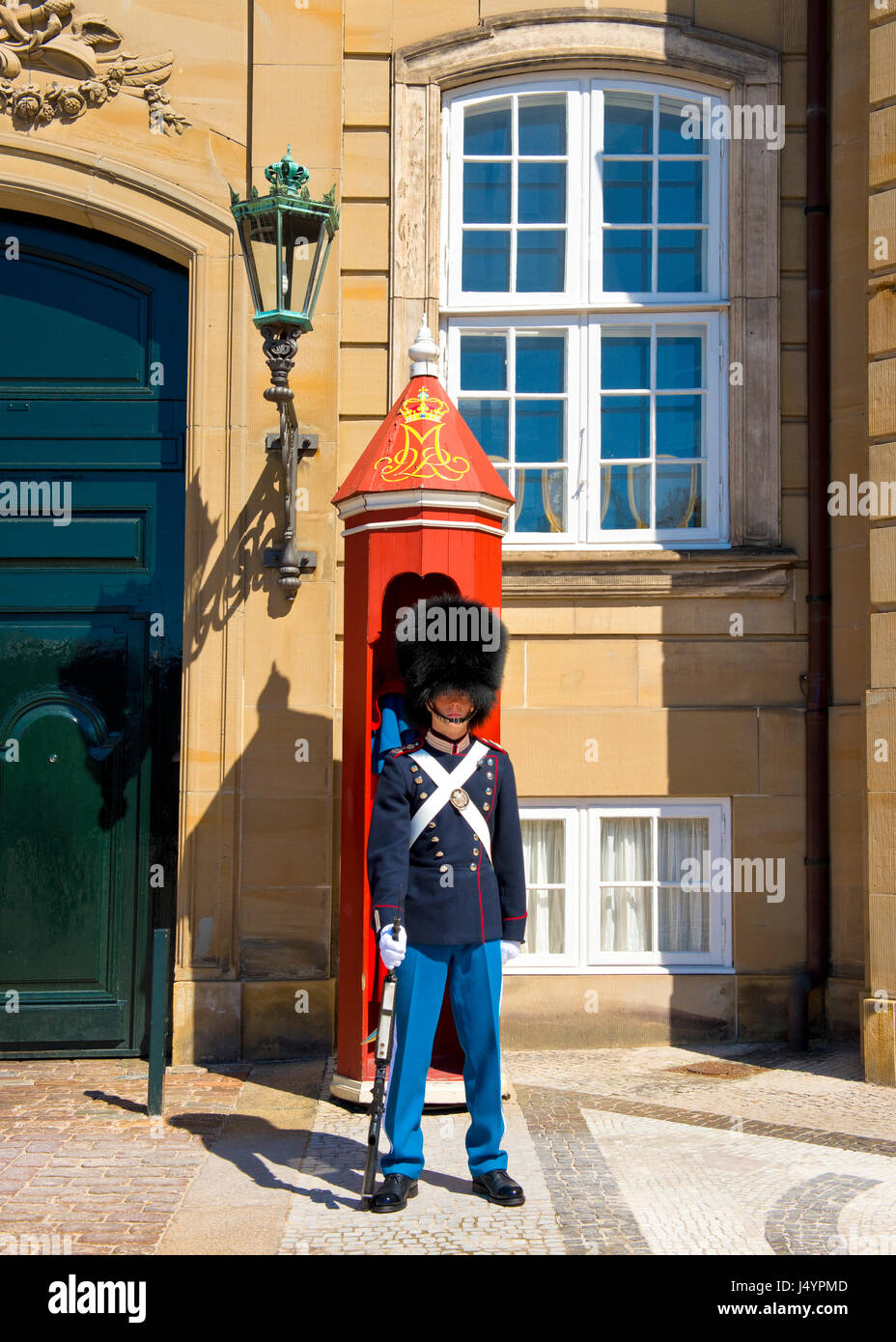 Royal Guard and sentry box at the Royal Palace of Amalienborg ...
