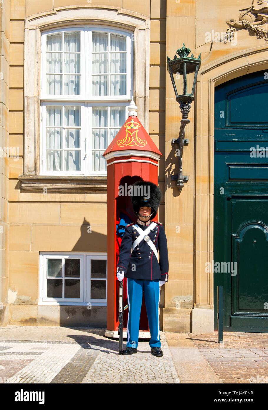 Royal guard sentry box hi-res stock photography and images - Alamy
